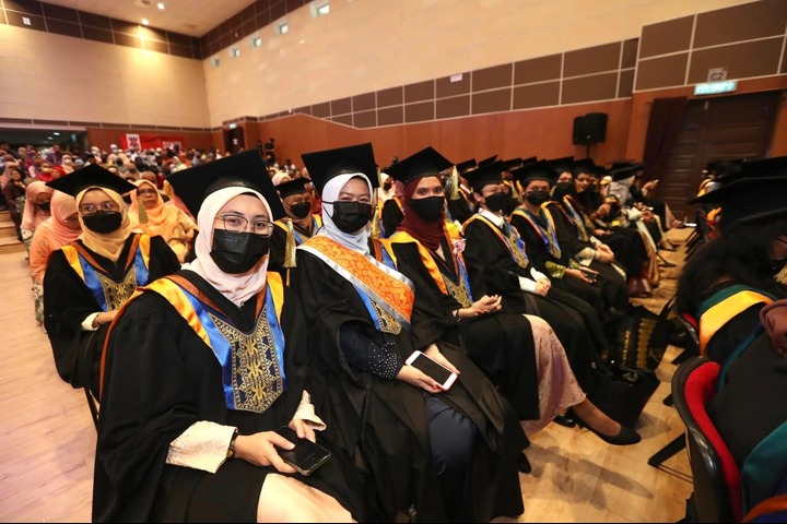 FACULTY OF LANGUAGE STUDIES AND HUMAN DEVELOPMENT - UNIVERSITI MALAYSIA ...